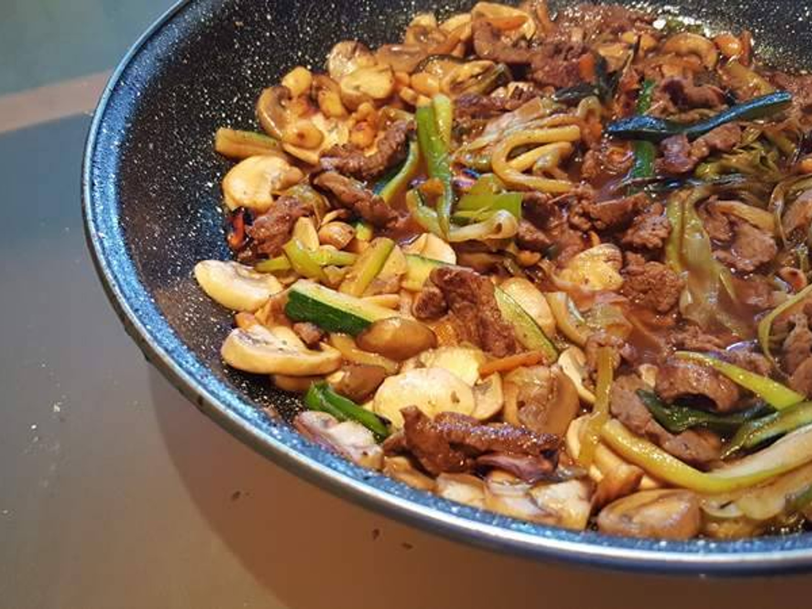 Wok s junetinom - Coolinarika