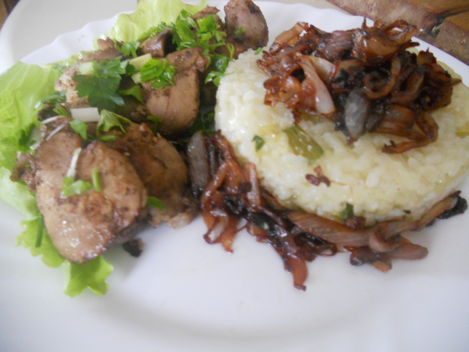 Pilece jetrice sa rizom i karameliziranom luku - Coolinarika