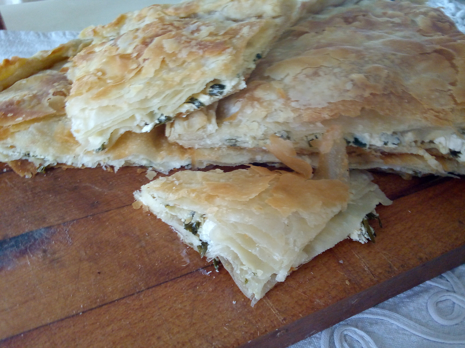 Katmer pita sa mladim lukom - Coolinarika