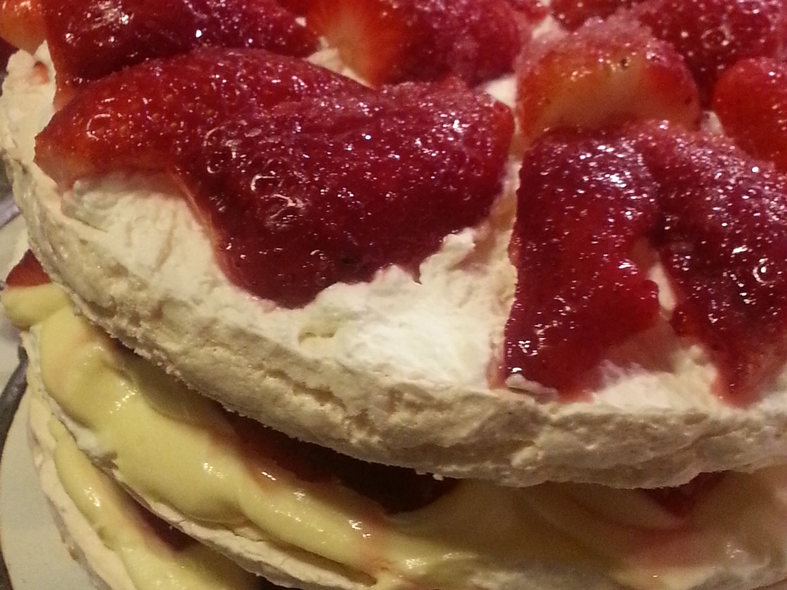 Beze torta s jagodama - Coolinarika