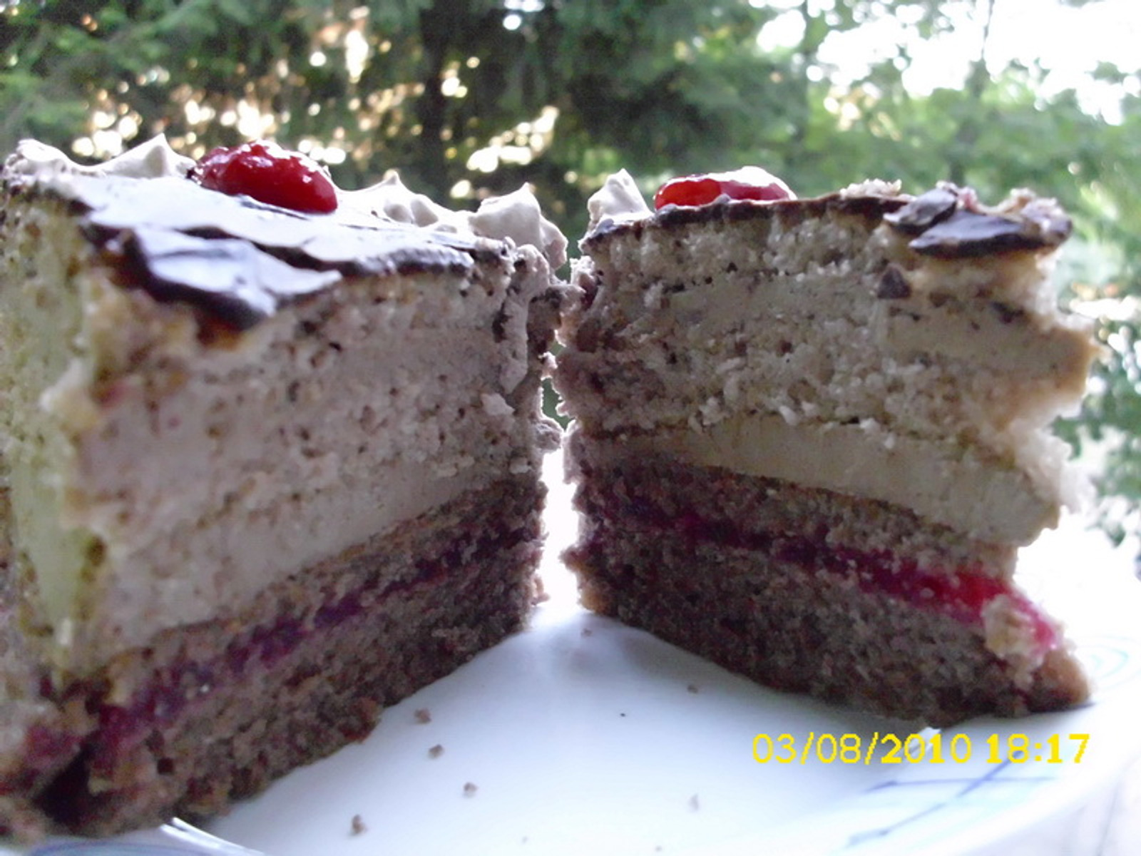 Cokoladna torta sa filom od malina… - Coolinarika