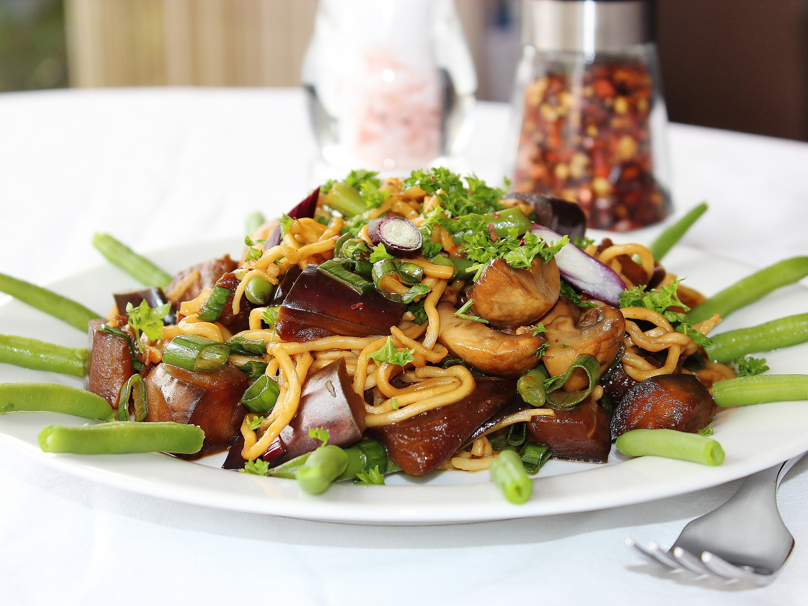 Azijski rezanci sa przenim gljivama i patlidzanom - Coolinarika