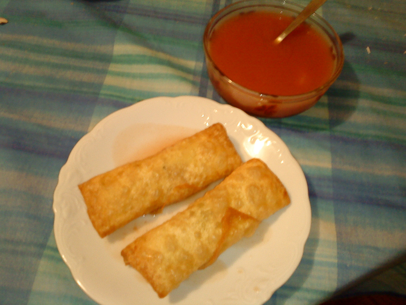 Jako hrskave kineske proljetne rolice (spring rolls) sa slatko-kiselim ...