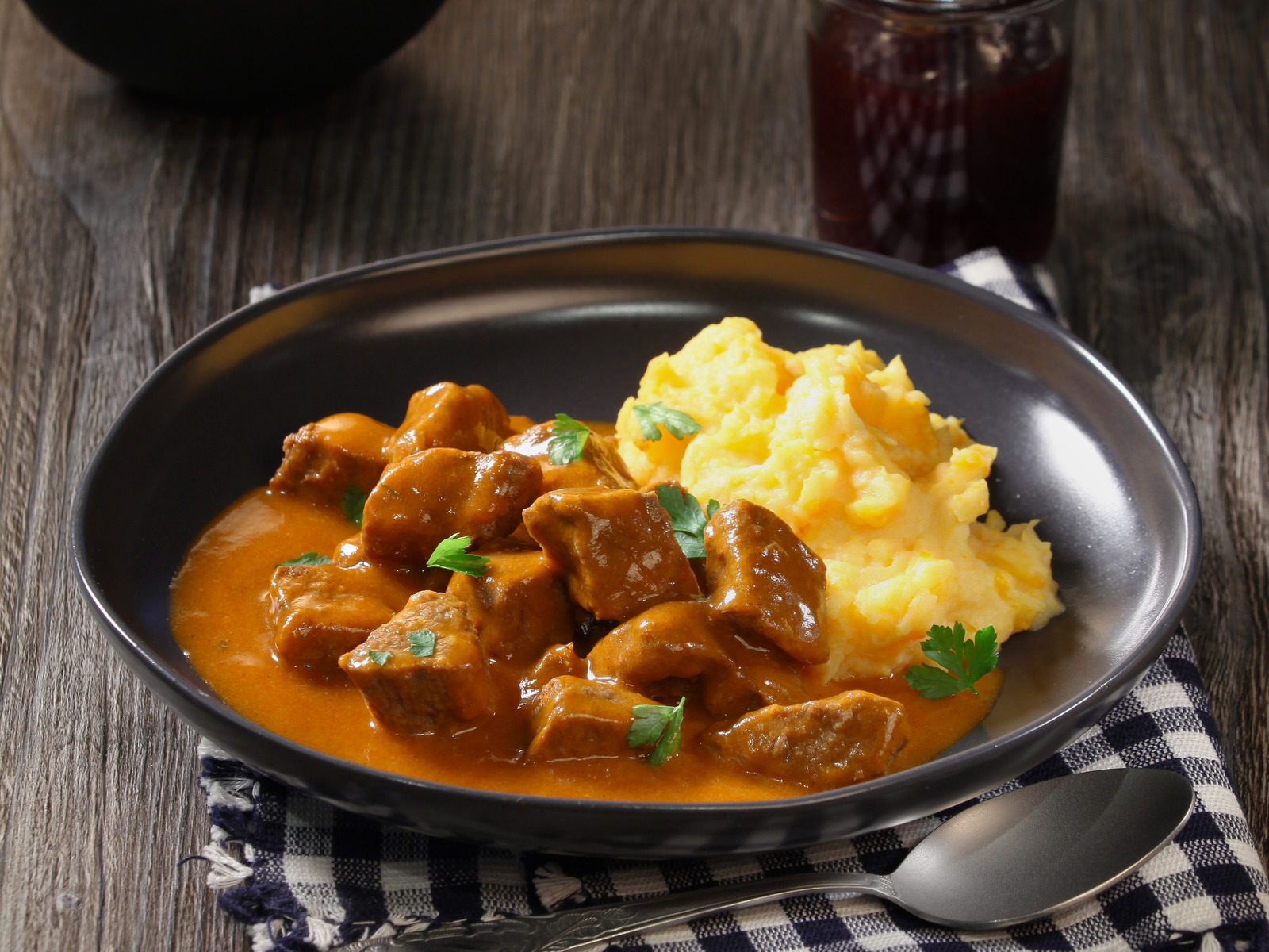 Goveđi gulaš s pireom od povrća - Coolinarika