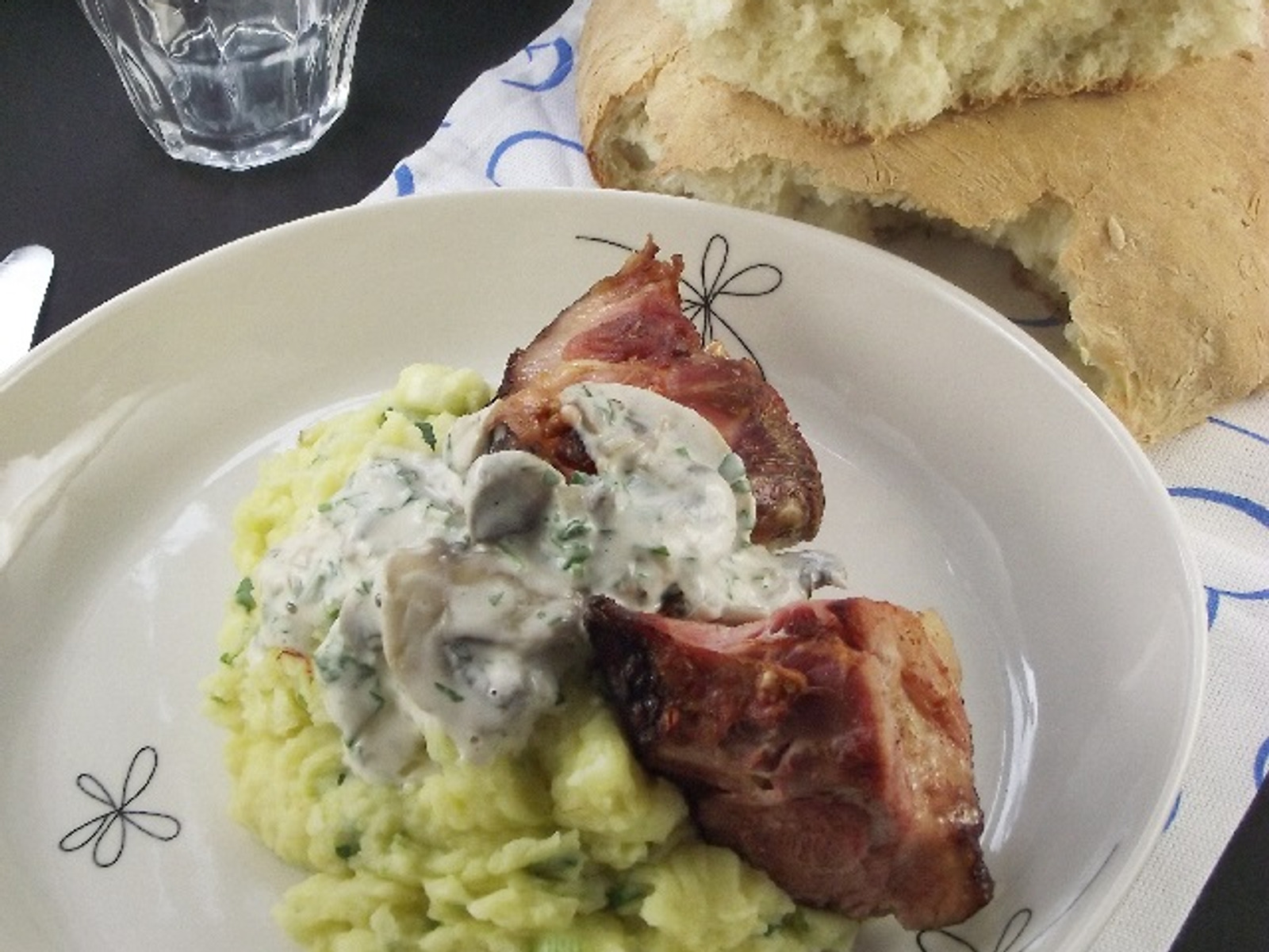 Dimljena svinjska butkica sa sosom od šampinjona i pire krompirom ...