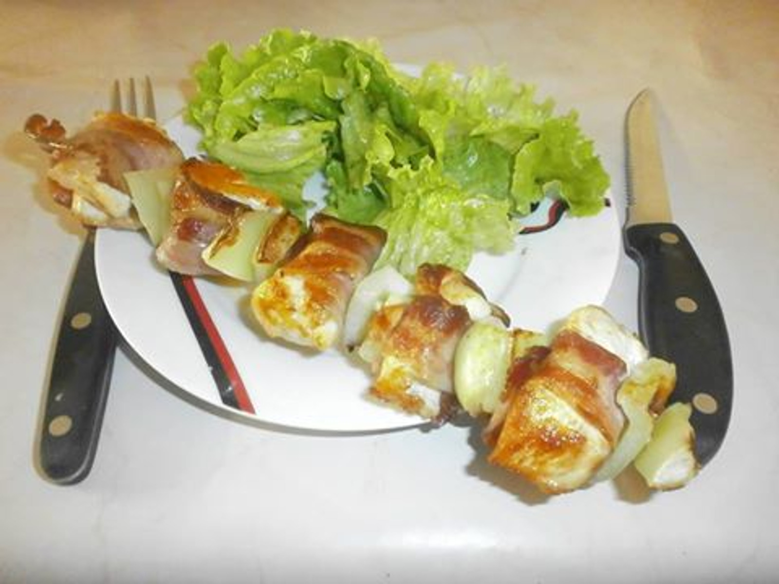 bijelo-pilece-meso-u-zagrljaju-slanine - Coolinarika