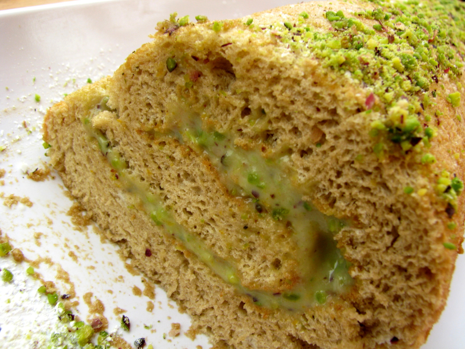 Zelena rolada s matcha čajem i pistacijama - Coolinarika