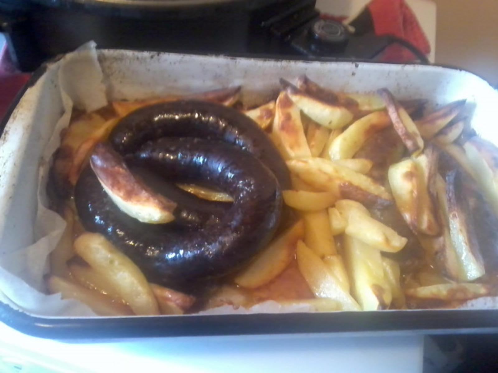 KRVAVICE I PEČENICE SA KRUMPIROM IZ PEĆNICE - Coolinarika