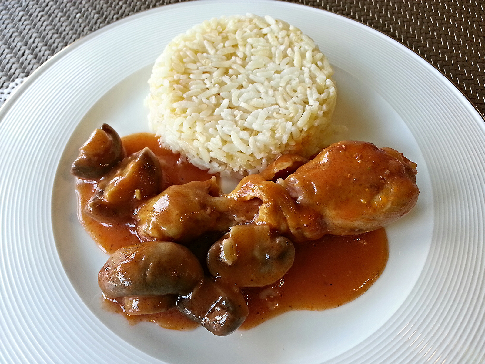 Pileći bataci u sosu sa gljivama - Coolinarika