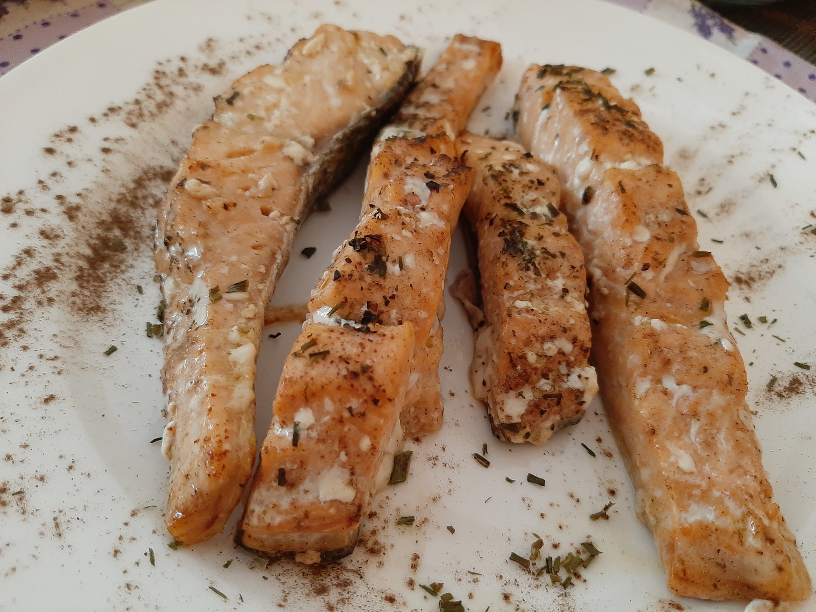 Marinirani file lososa iz pećnice, s krumpirom i šarenom salatom ...
