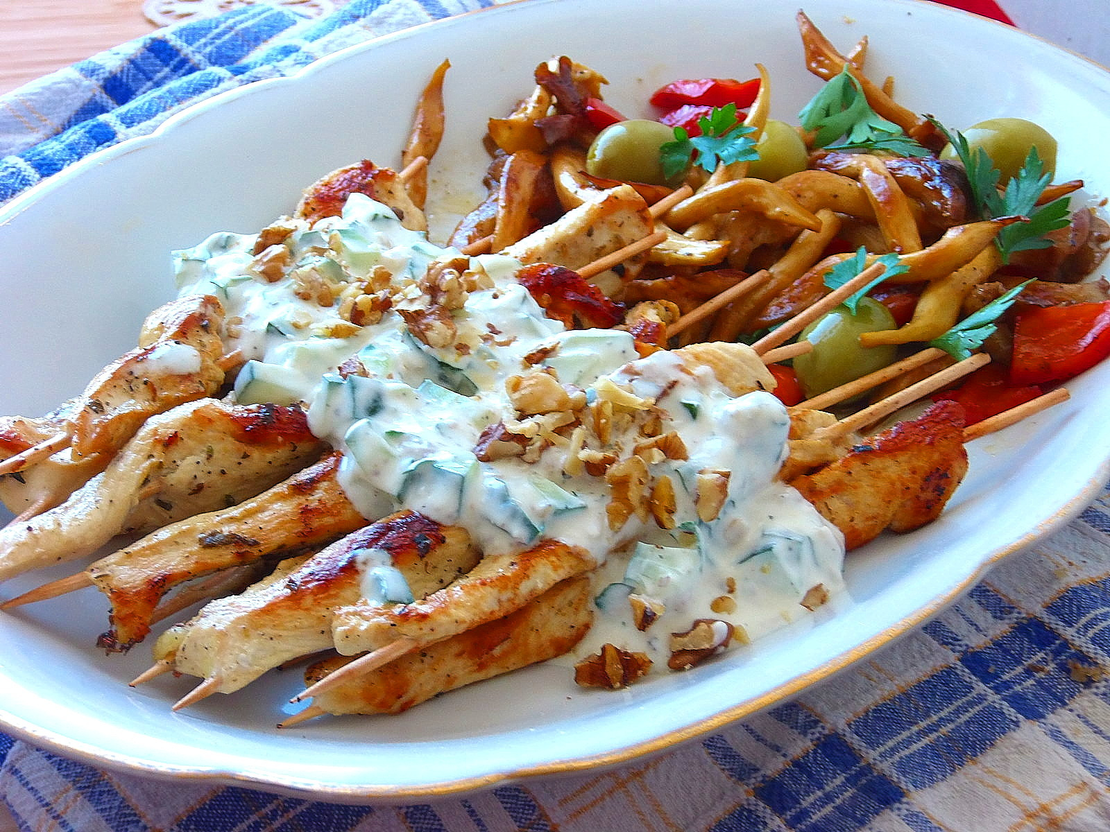 Taratur Souvlaki /grčki ražnjići sa taratur preljevom i salatom od ...