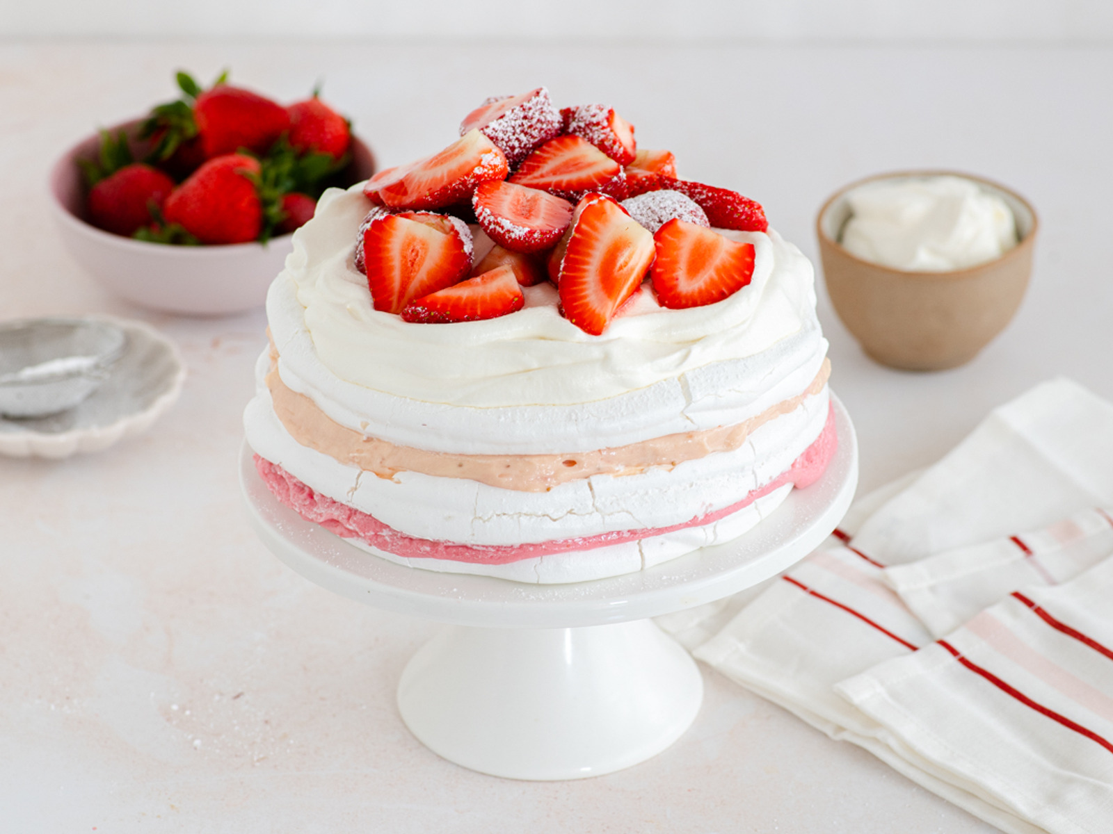 Mini ombre Pavlova torta s jagodama - Coolinarika