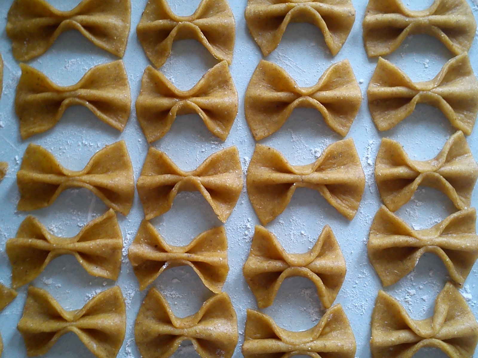 Domaca integralna testenina - Farfalle - Coolinarika