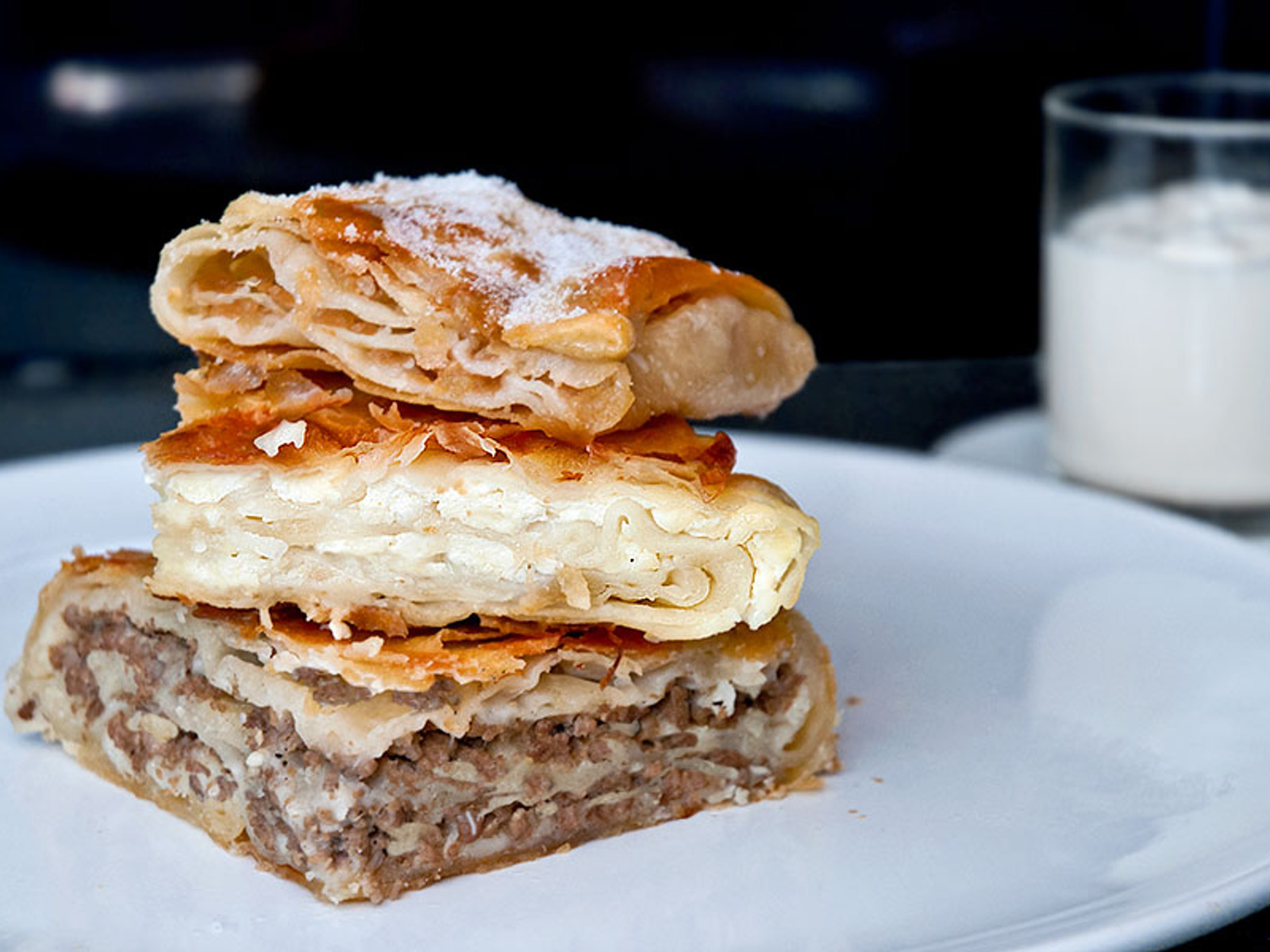 BUREK KAO IZ BUREKDZIJSKE PEKARE - sa sirom, mesom i jabukama - Coolinarika