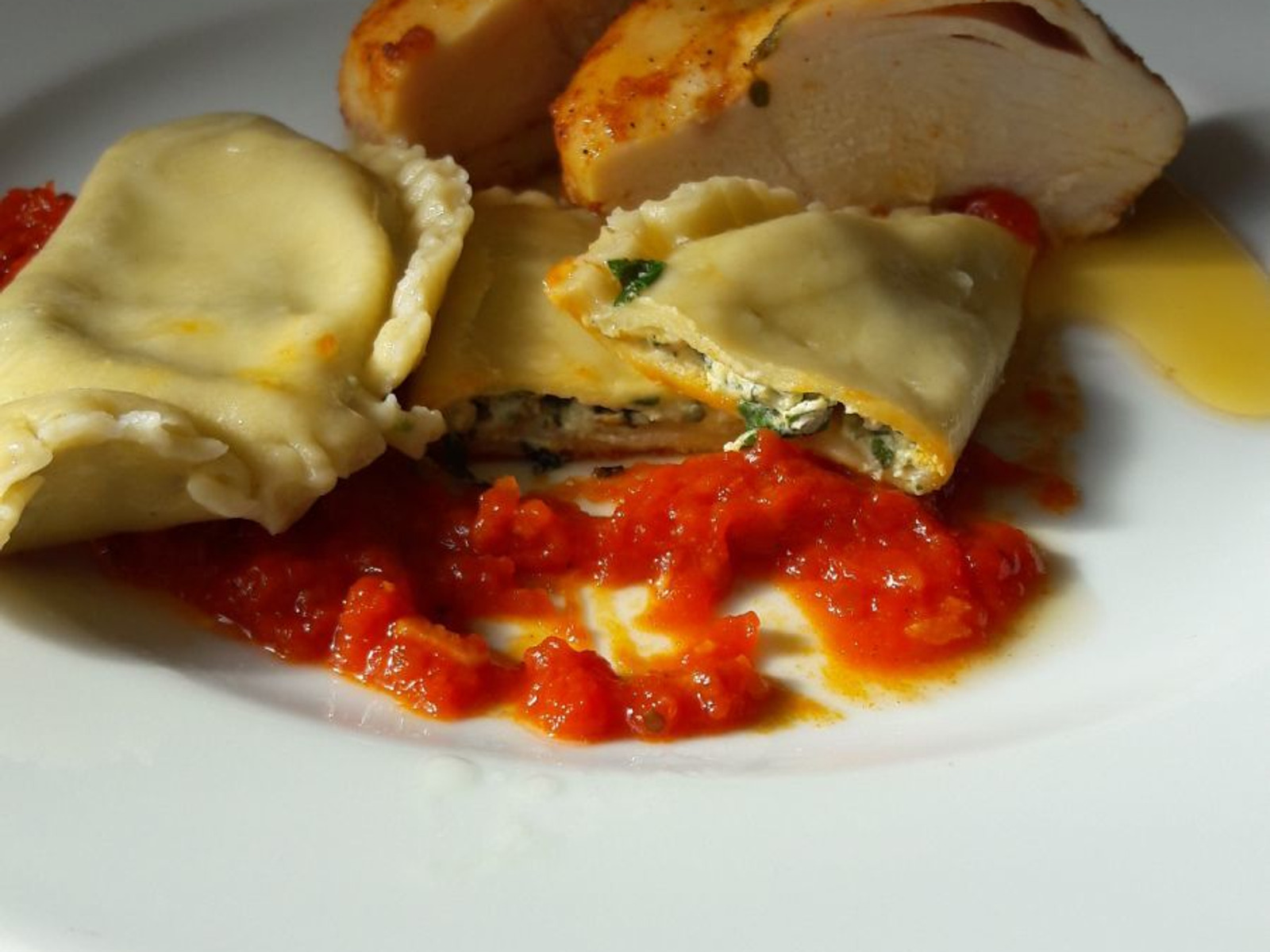 Ravioli punjeni špinatom i sirom na umaku od rajčice - Coolinarika