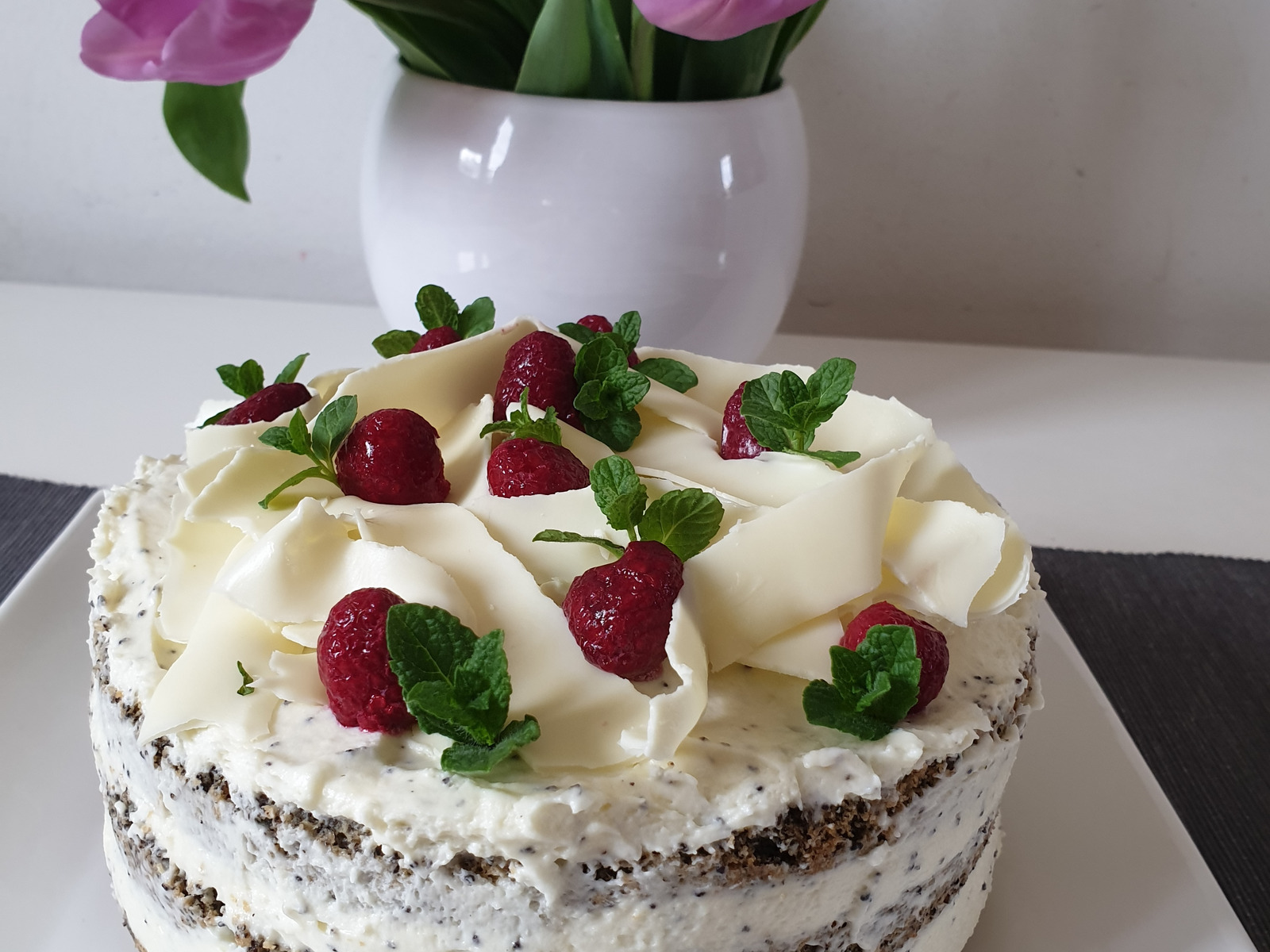 Mak torta sa bijelom čokoladom i malinama - Coolinarika