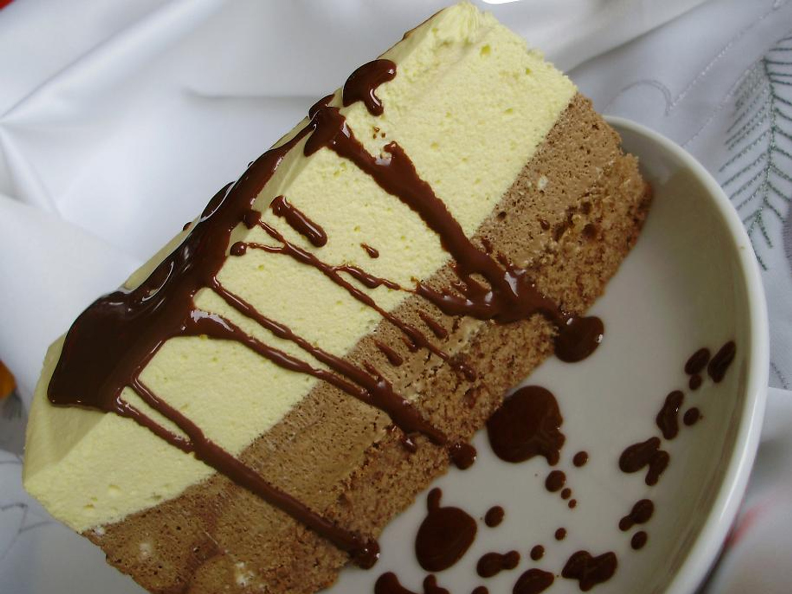 Dvobojna ledena čokoladna torta - Coolinarika