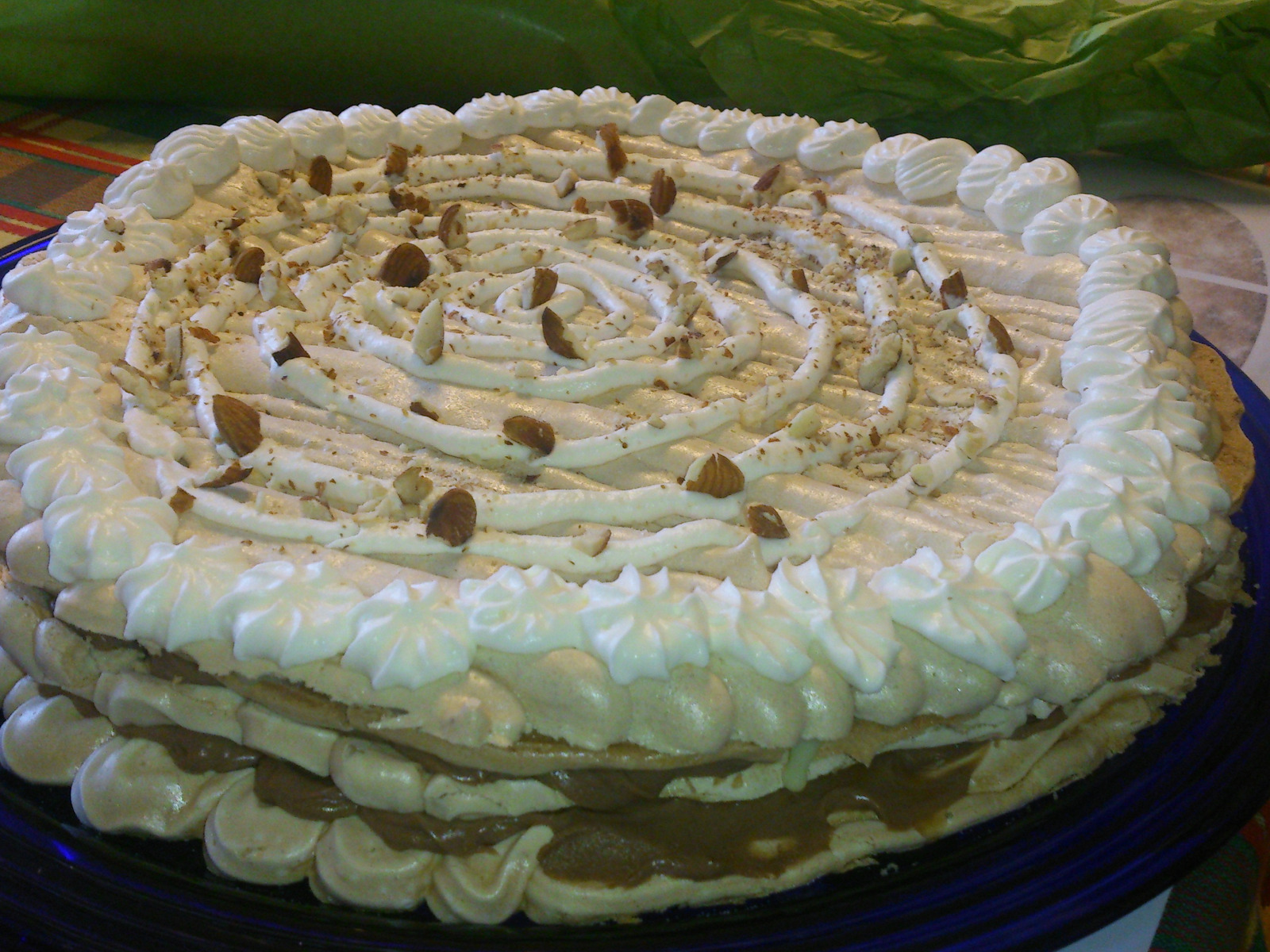 Beze torta s kremom od lješnjaka - Coolinarika