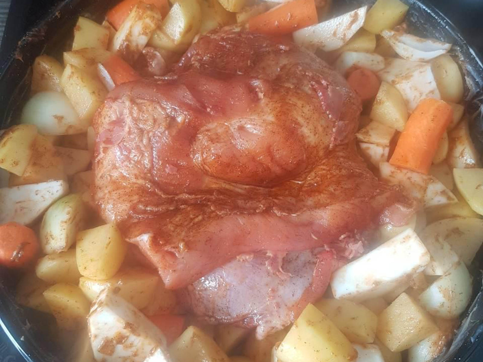 Pečeni svinjski but, špikovani s češnjakom i buđolom i korjenasto ...