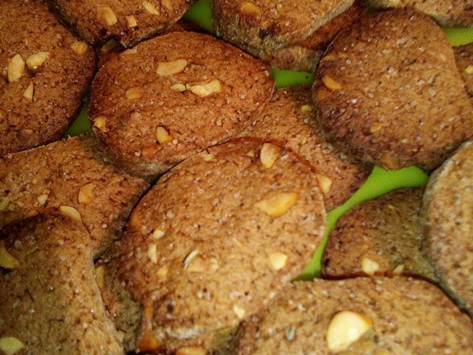 keksici-s-ljesnjacima-i-bademima - Coolinarika