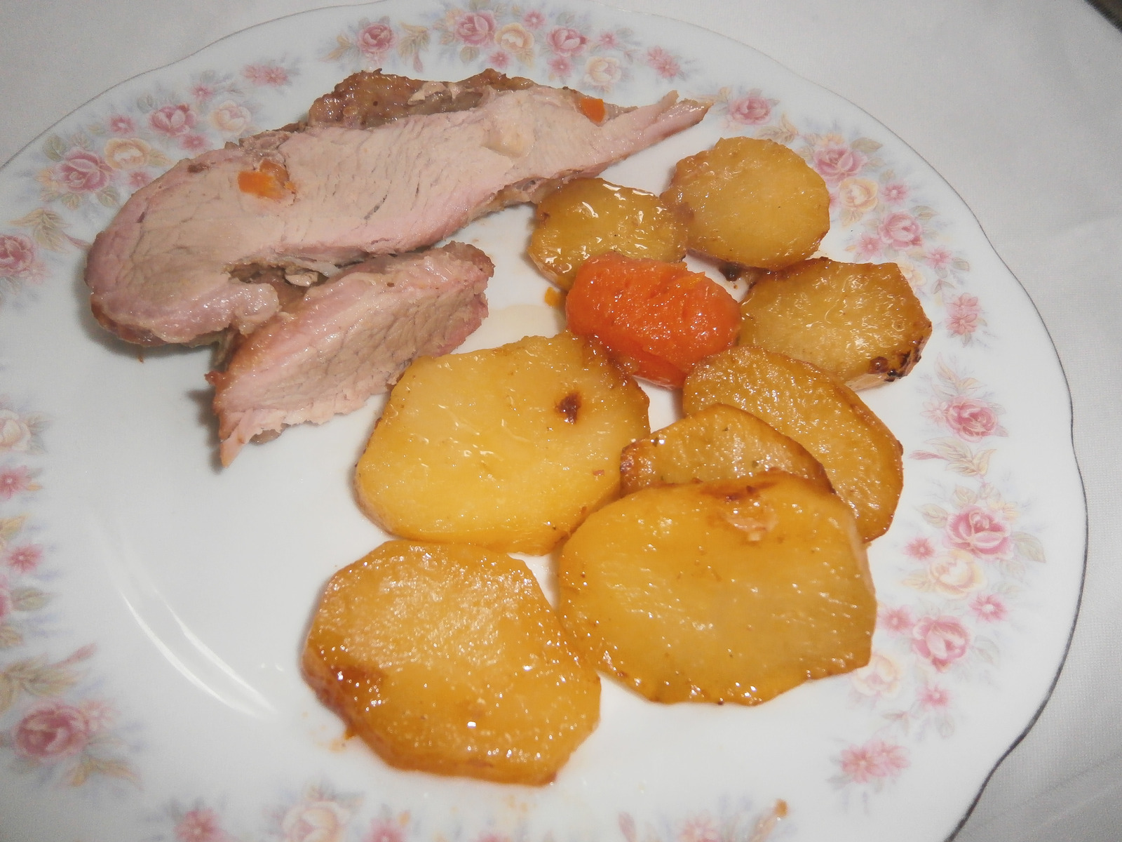 Špikovana svinjska lopatica s krumpirom - Coolinarika