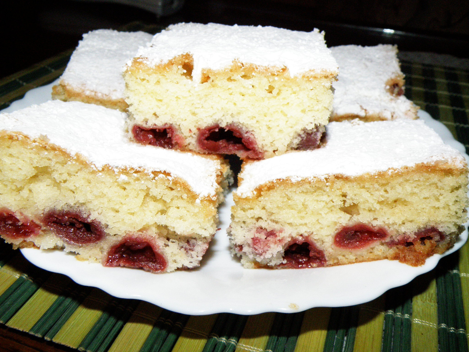 Biskvit sa višnjama - Coolinarika