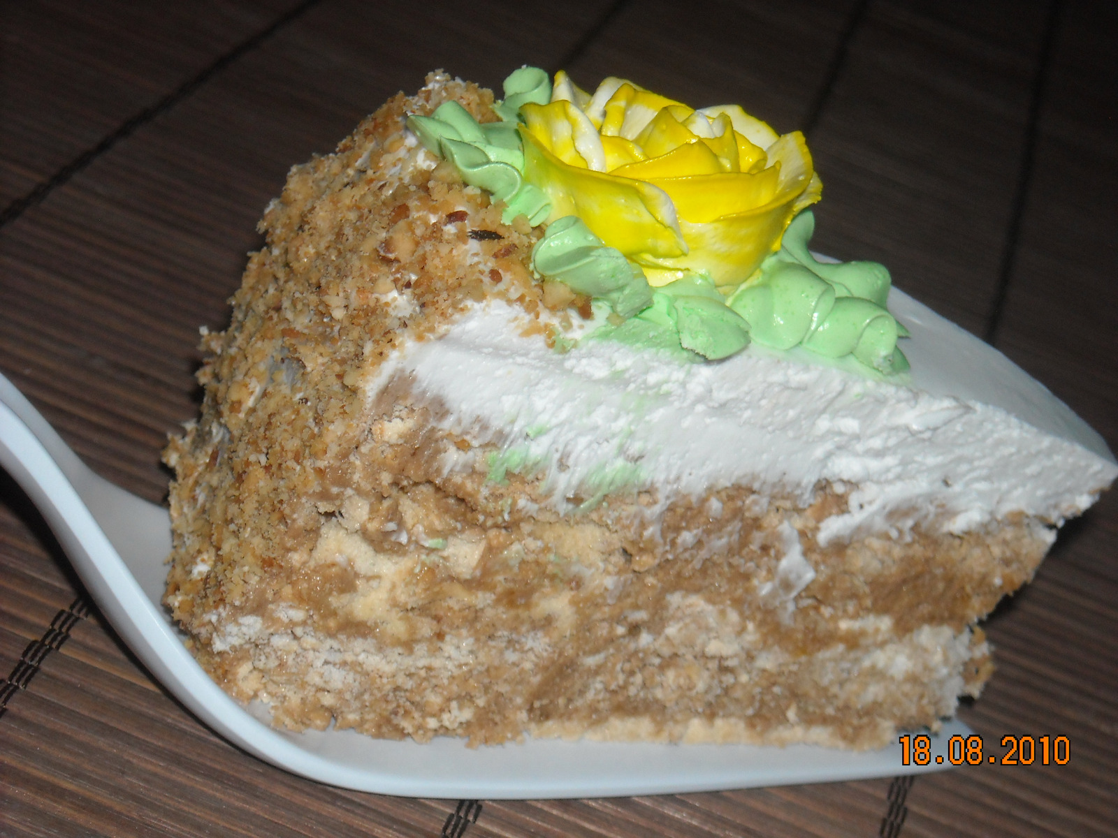 Beze torta sa lešnicima - Coolinarika