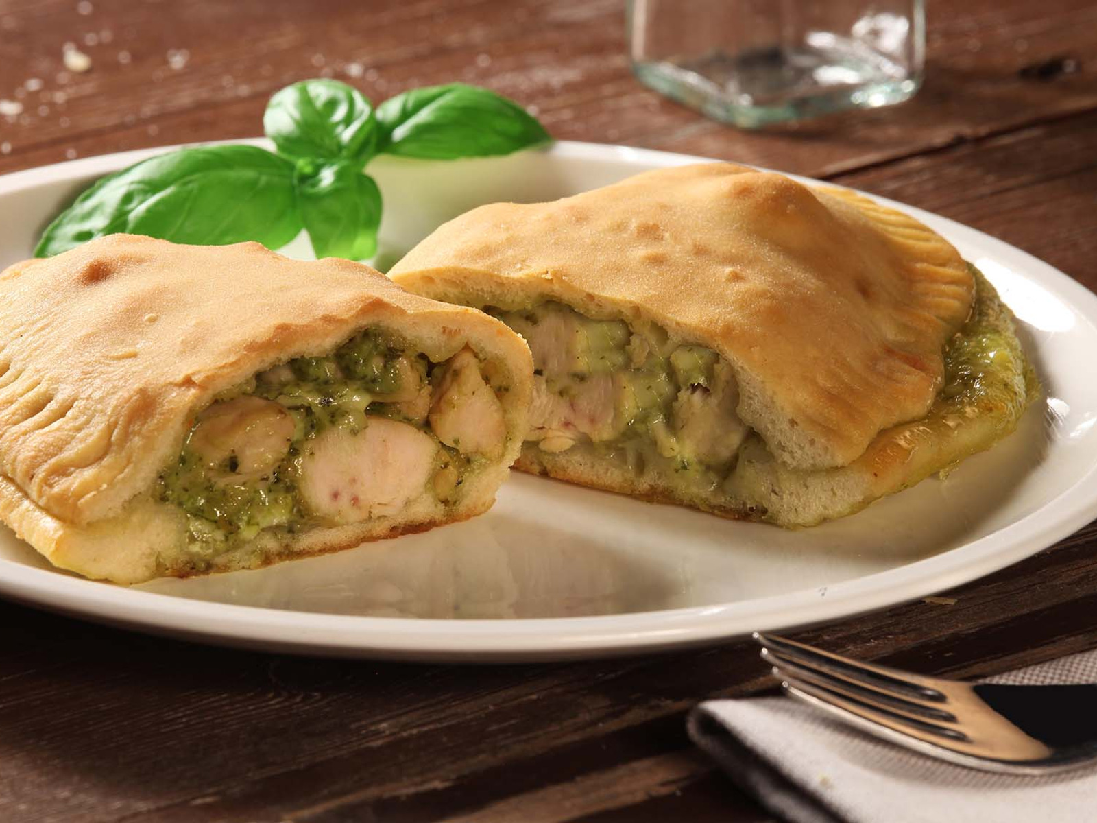Pesto calzone s piletinom i mozzarellom - Coolinarika