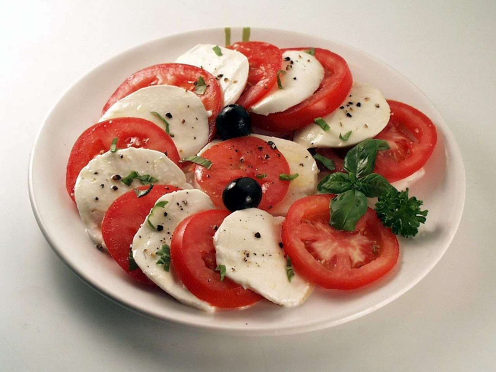 Salata Caprese - Coolinarika