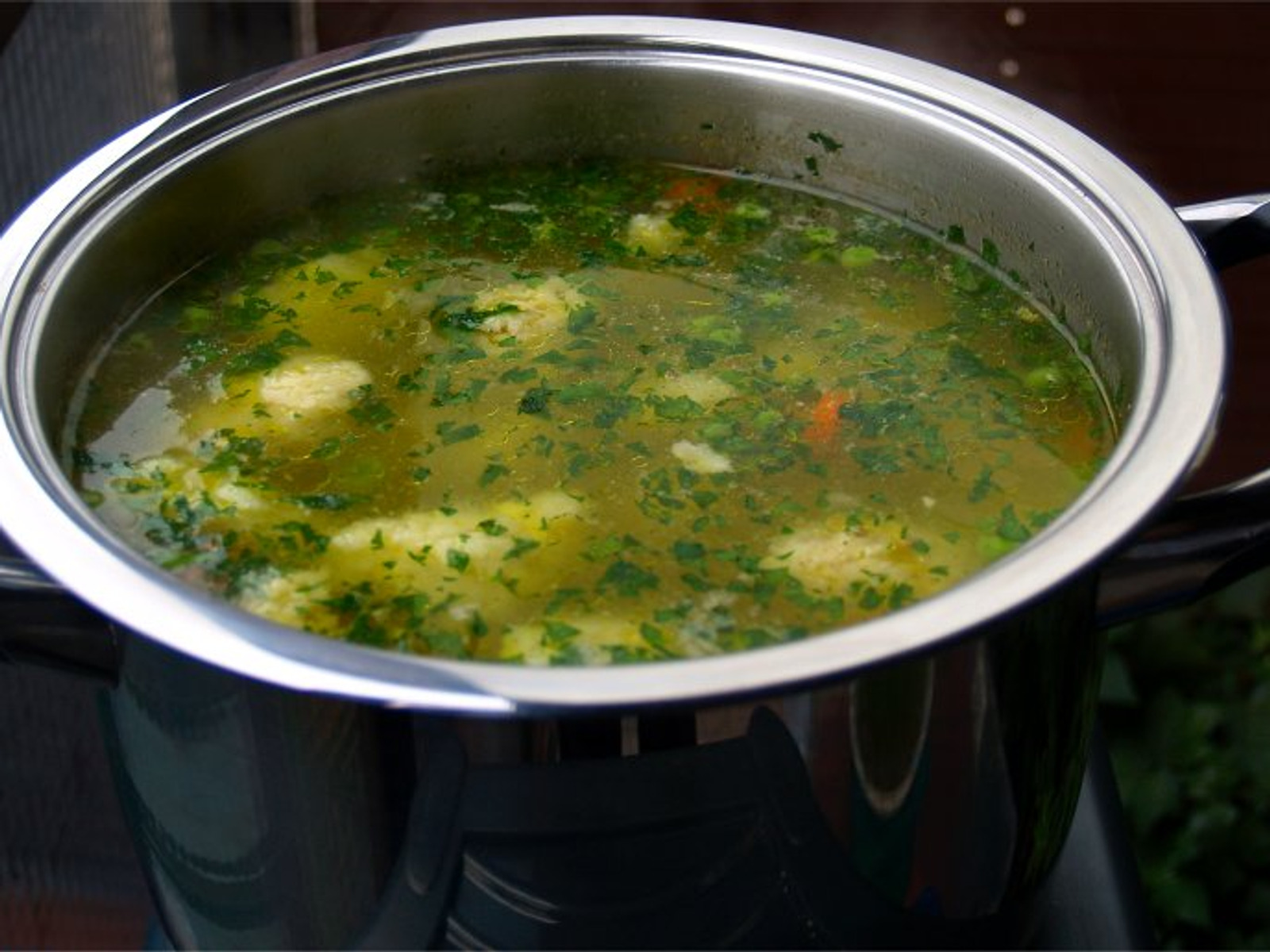 Krepka pileća juha- s noklicama - Coolinarika