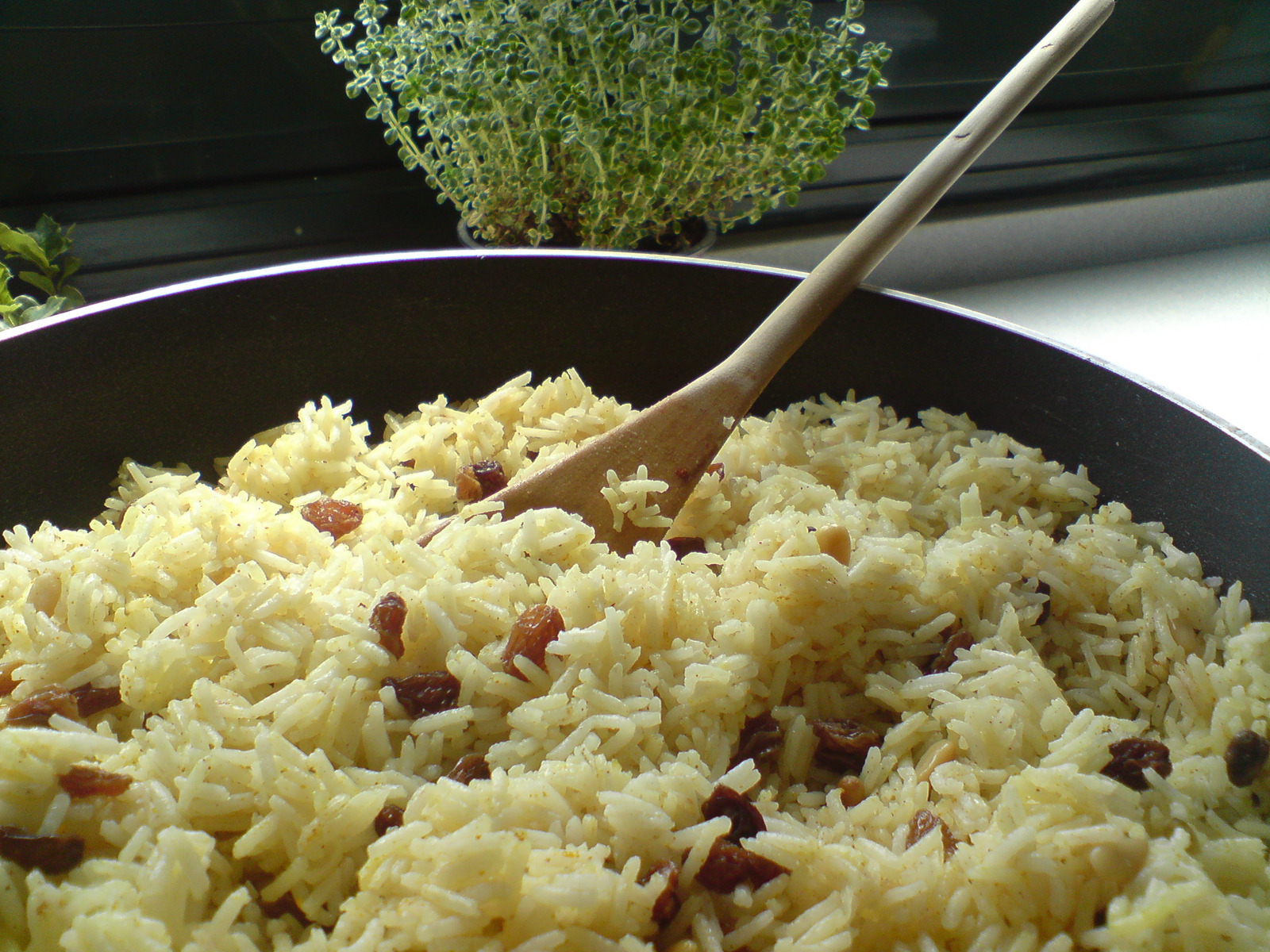 Basmati riza sa grozdjicama, curryem, cimetom itd.. - Coolinarika