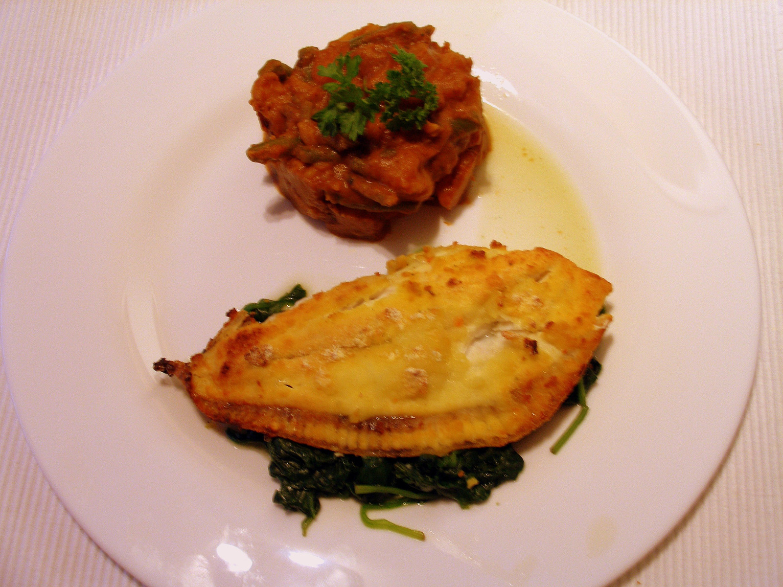 Filet oblica(iverka) na spinatovoj postelji s krumpirom i mahunama kao ...