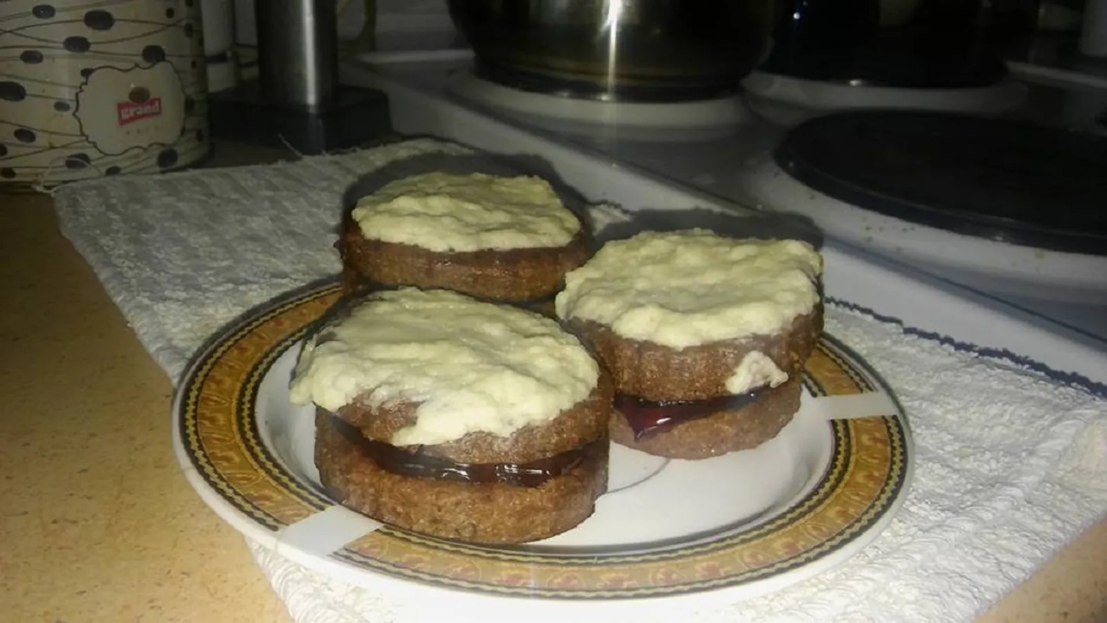 Keks sendvici sa visnjama - Coolinarika