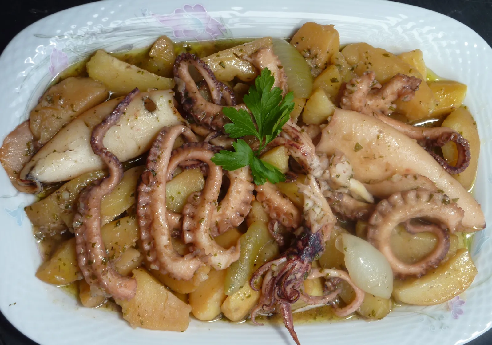 Zapečena hobotnica (muzgavci, lignje) s krumpirom - Coolinarika
